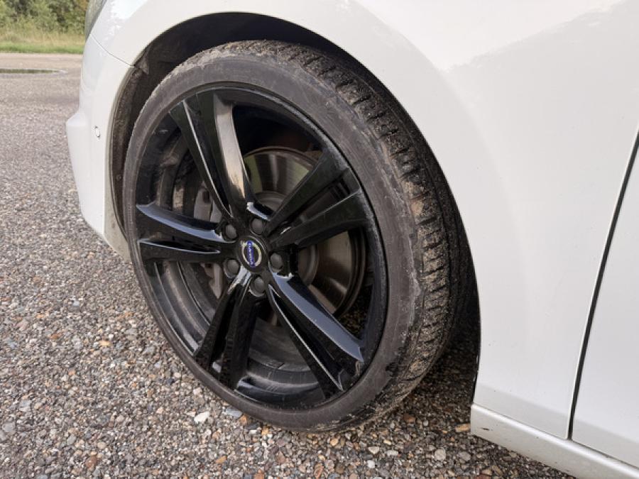 White Volvo V40 2015 in Tallinn, with an engine capacity of 2.00 L and mileage of 284 thousand km for 10500 €, photo 8 on AUTOMOTO.COM.LV