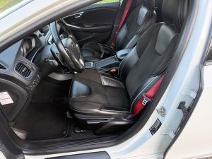 White Volvo V40 2015 in Tallinn, with an engine capacity of 2.00 L and mileage of 284 thousand km for 10500 €, photo 9 on AUTOMOTO.COM.LV