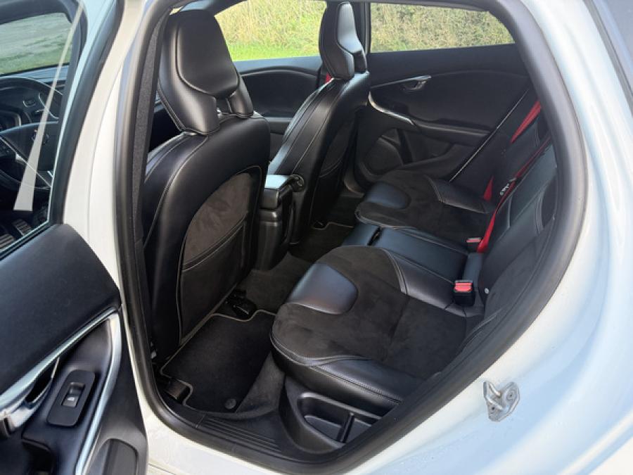 White Volvo V40 2015 in Tallinn, with an engine capacity of 2.00 L and mileage of 284 thousand km for 10500 €, photo 10 on AUTOMOTO.COM.LV
