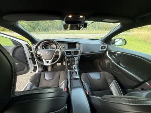 White Volvo V40 2015 in Tallinn, with an engine capacity of 2.00 L and mileage of 284 thousand km for 10500 €, photo 11 on AUTOMOTO.COM.LV