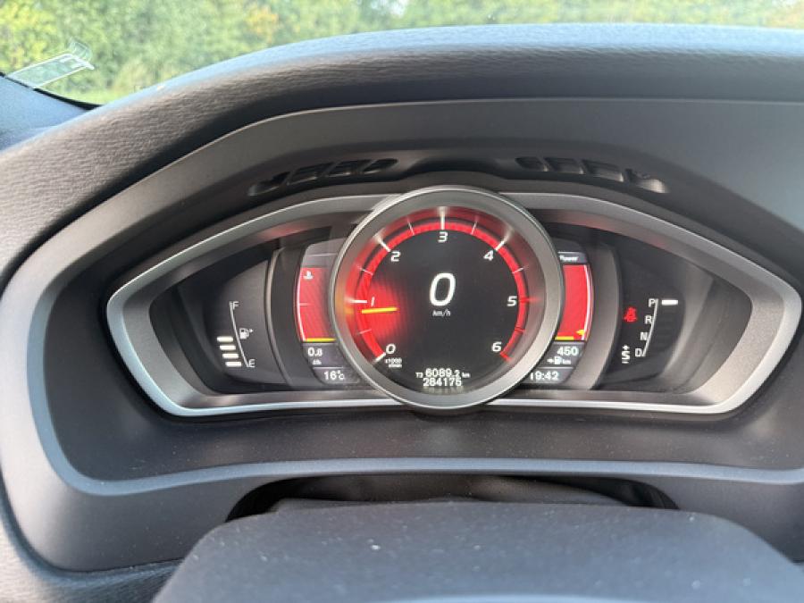 White Volvo V40 2015 in Tallinn, with an engine capacity of 2.00 L and mileage of 284 thousand km for 10500 €, photo 13 on AUTOMOTO.COM.LV