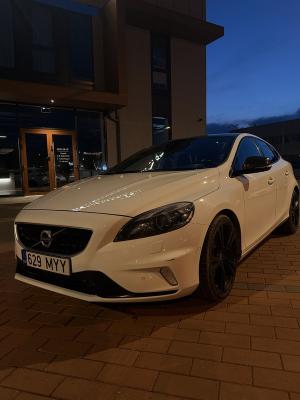 White Volvo V40 2015 in Tallinn, with an engine capacity of 2.00 L and mileage of 284 thousand km for 10500 €, photo 17 on AUTOMOTO.COM.LV