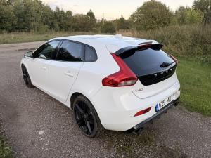 White Volvo V40 2015 in Tallinn, with an engine capacity of 2.00 L and mileage of 284 thousand km for 10500 €, photo 21 on AUTOMOTO.COM.LV