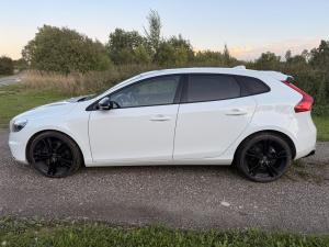 White Volvo V40 2015 in Tallinn, with an engine capacity of 2.00 L and mileage of 284 thousand km for 10500 €, photo 22 on AUTOMOTO.COM.LV