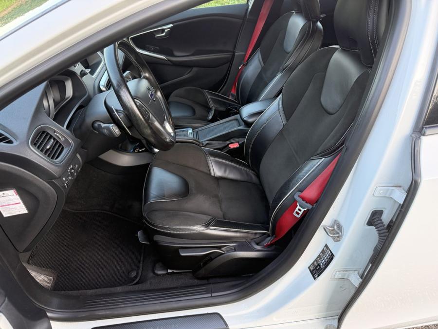 White Volvo V40 2015 in Tallinn, with an engine capacity of 2.00 L and mileage of 284 thousand km for 10500 €, photo 24 on AUTOMOTO.COM.LV