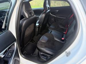 White Volvo V40 2015 in Tallinn, with an engine capacity of 2.00 L and mileage of 284 thousand km for 10500 €, photo 25 on AUTOMOTO.COM.LV