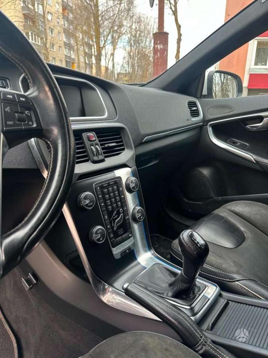 Balts Volvo V40 2015 Šauļi, ar dzinēja tilpumu 1.98 L un nobraukumu 303 tūkst. km par 6100 €, foto 1 vietnē AUTOMOTO.COM.LV