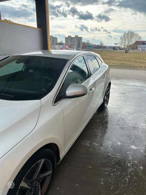 Balts Volvo V40 2015 Šauļi, ar dzinēja tilpumu 1.98 L un nobraukumu 303 tūkst. km par 6100 €, foto 3 vietnē AUTOMOTO.COM.LV