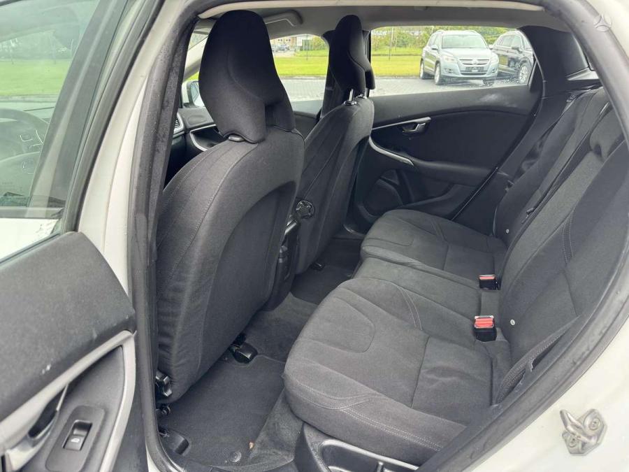 Balts Volvo V40 2015 Telšiai, ar dzinēja tilpumu 1.56 L un nobraukumu 221 tūkst. km par 5500 €, foto 13 vietnē AUTOMOTO.COM.LV