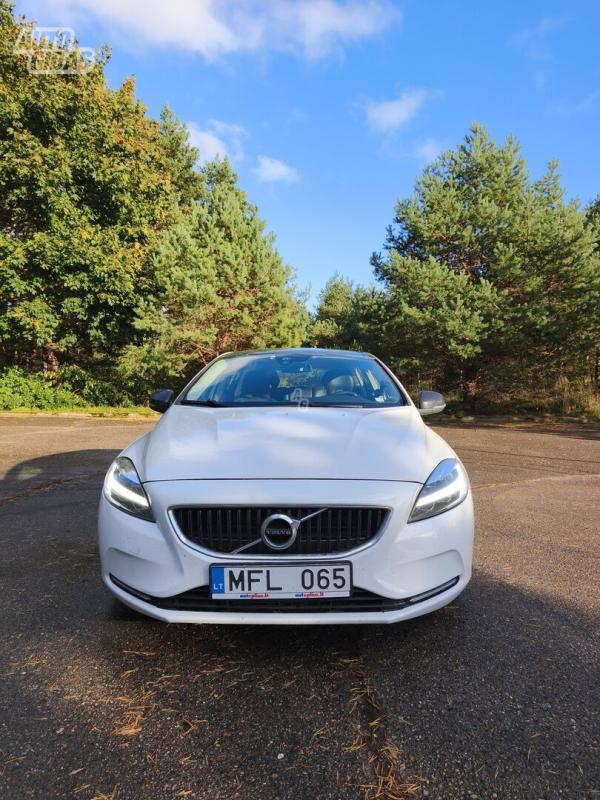 Volvo V40 2015 Palanga vietnē Balts Volvo V40 2015 Palanga, ar dzinēja tilpumu 2.00 L un nobraukumu 233 tūkst. km par 8950 €, foto 1 vietnē AUTOMOTO.COM.LV