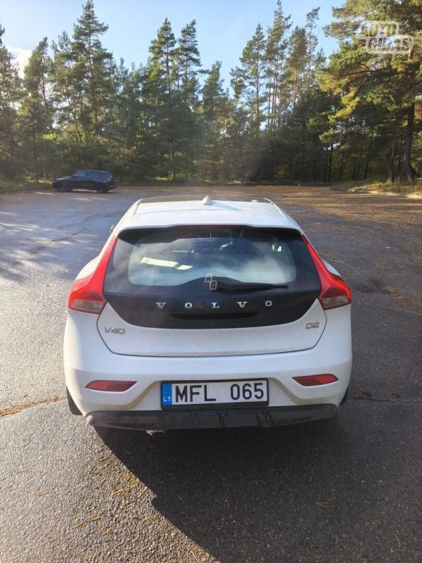 Volvo V40 2015 Palanga vietnē Balts Volvo V40 2015 Palanga, ar dzinēja tilpumu 2.00 L un nobraukumu 233 tūkst. km par 8950 €, foto 5 vietnē AUTOMOTO.COM.LV