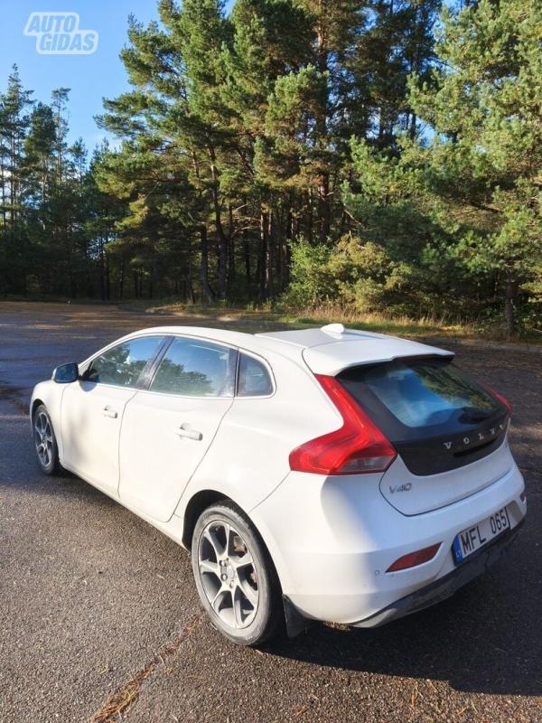 Volvo V40 2015 Palanga vietnē Balts Volvo V40 2015 Palanga, ar dzinēja tilpumu 2.00 L un nobraukumu 233 tūkst. km par 8950 €, foto 8 vietnē AUTOMOTO.COM.LV