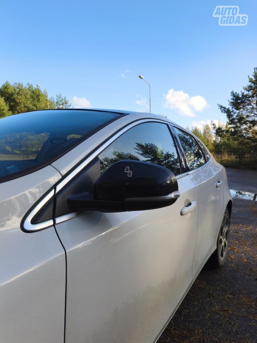 Balts Volvo V40 2015 Palanga, ar dzinēja tilpumu 2.00 L un nobraukumu 233 tūkst. km par 8950 €, foto 13 vietnē AUTOMOTO.COM.LV