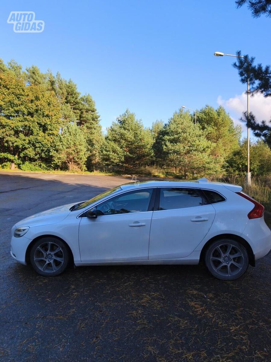 Balts Volvo V40 2015 Palanga, ar dzinēja tilpumu 2.00 L un nobraukumu 233 tūkst. km par 8950 €, foto 19 vietnē AUTOMOTO.COM.LV