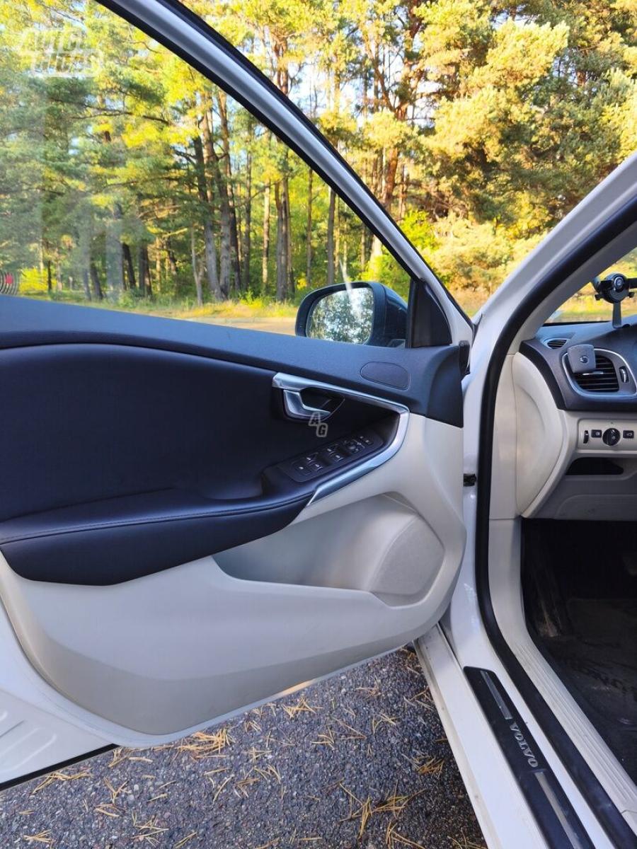 Balts Volvo V40 2015 Palanga, ar dzinēja tilpumu 2.00 L un nobraukumu 233 tūkst. km par 8950 €, foto 21 vietnē AUTOMOTO.COM.LV