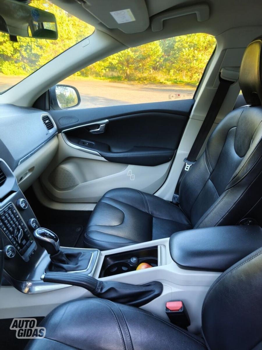 Balts Volvo V40 2015 Palanga, ar dzinēja tilpumu 2.00 L un nobraukumu 233 tūkst. km par 8950 €, foto 24 vietnē AUTOMOTO.COM.LV