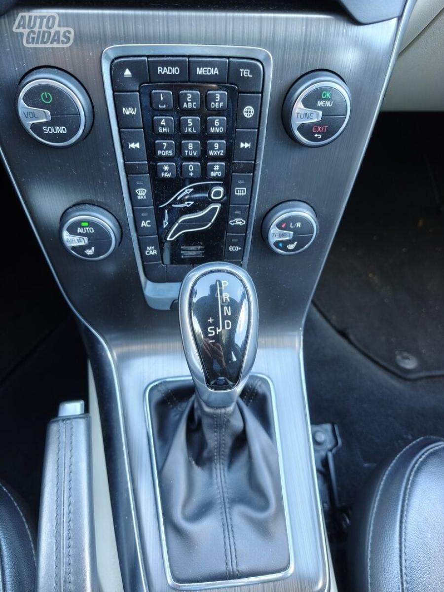 Balts Volvo V40 2015 Palanga, ar dzinēja tilpumu 2.00 L un nobraukumu 233 tūkst. km par 8950 €, foto 25 vietnē AUTOMOTO.COM.LV