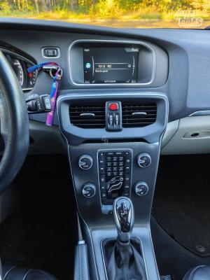 Balts Volvo V40 2015 Palanga, ar dzinēja tilpumu 2.00 L un nobraukumu 233 tūkst. km par 8950 €, foto 26 vietnē AUTOMOTO.COM.LV