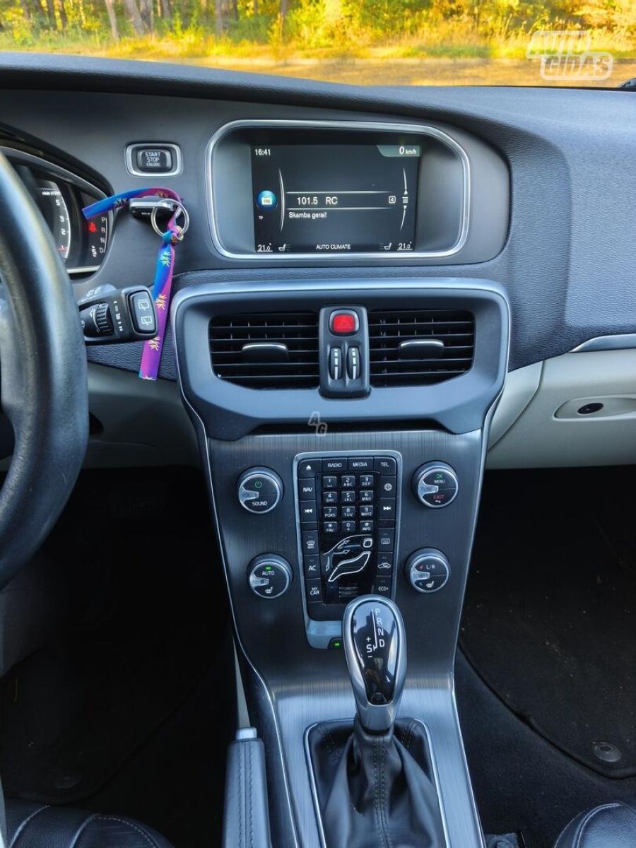 Balts Volvo V40 2015 Palanga, ar dzinēja tilpumu 2.00 L un nobraukumu 233 tūkst. km par 8950 €, foto 26 vietnē AUTOMOTO.COM.LV