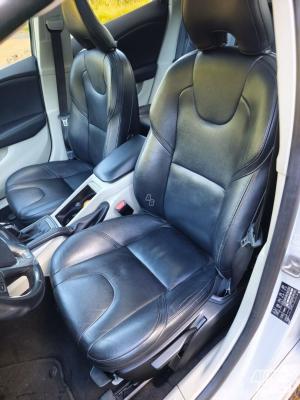 Balts Volvo V40 2015 Palanga, ar dzinēja tilpumu 2.00 L un nobraukumu 233 tūkst. km par 8950 €, foto 27 vietnē AUTOMOTO.COM.LV