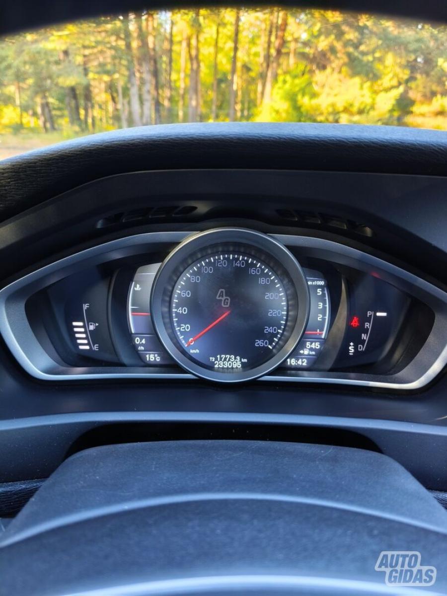 Balts Volvo V40 2015 Palanga, ar dzinēja tilpumu 2.00 L un nobraukumu 233 tūkst. km par 8950 €, foto 28 vietnē AUTOMOTO.COM.LV