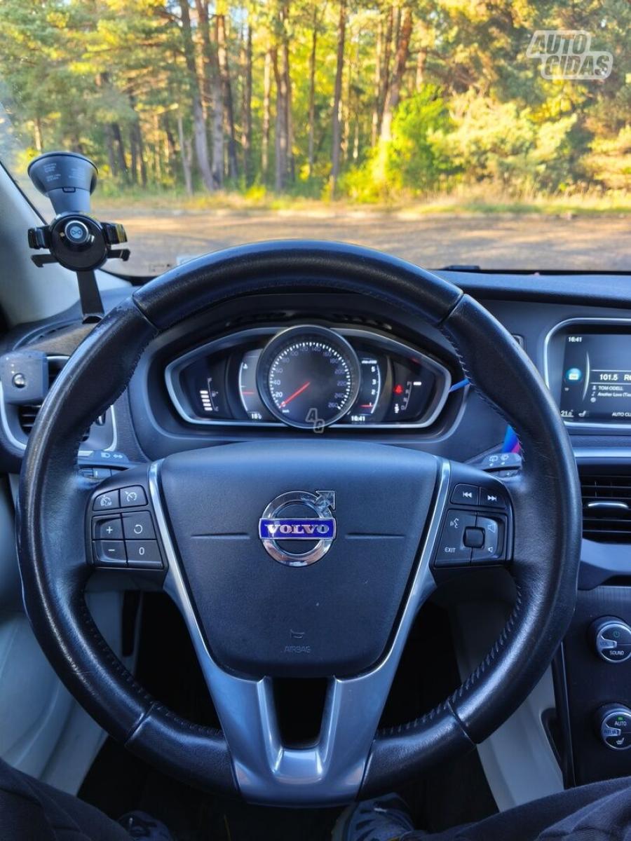 Balts Volvo V40 2015 Palanga, ar dzinēja tilpumu 2.00 L un nobraukumu 233 tūkst. km par 8950 €, foto 29 vietnē AUTOMOTO.COM.LV