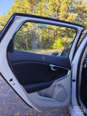 Balts Volvo V40 2015 Palanga, ar dzinēja tilpumu 2.00 L un nobraukumu 233 tūkst. km par 8950 €, foto 34 vietnē AUTOMOTO.COM.LV