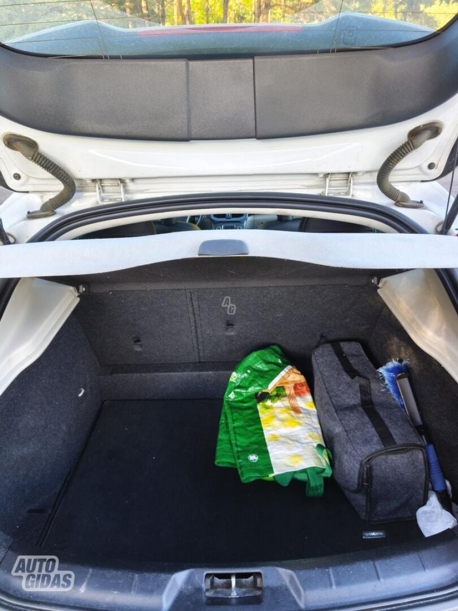 Balts Volvo V40 2015 Palanga, ar dzinēja tilpumu 2.00 L un nobraukumu 233 tūkst. km par 8950 €, foto 35 vietnē AUTOMOTO.COM.LV