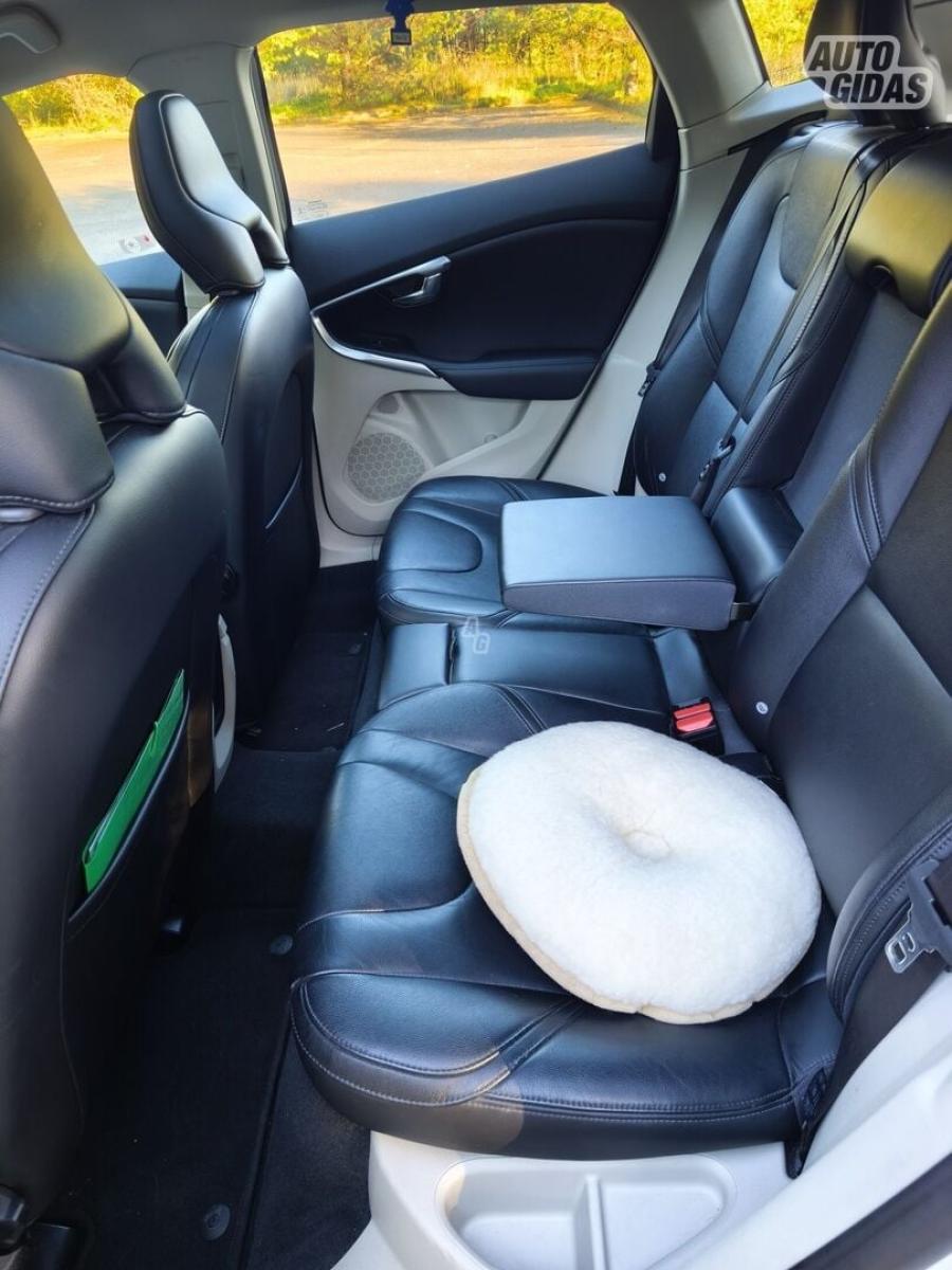 Balts Volvo V40 2015 Palanga, ar dzinēja tilpumu 2.00 L un nobraukumu 233 tūkst. km par 8950 €, foto 36 vietnē AUTOMOTO.COM.LV
