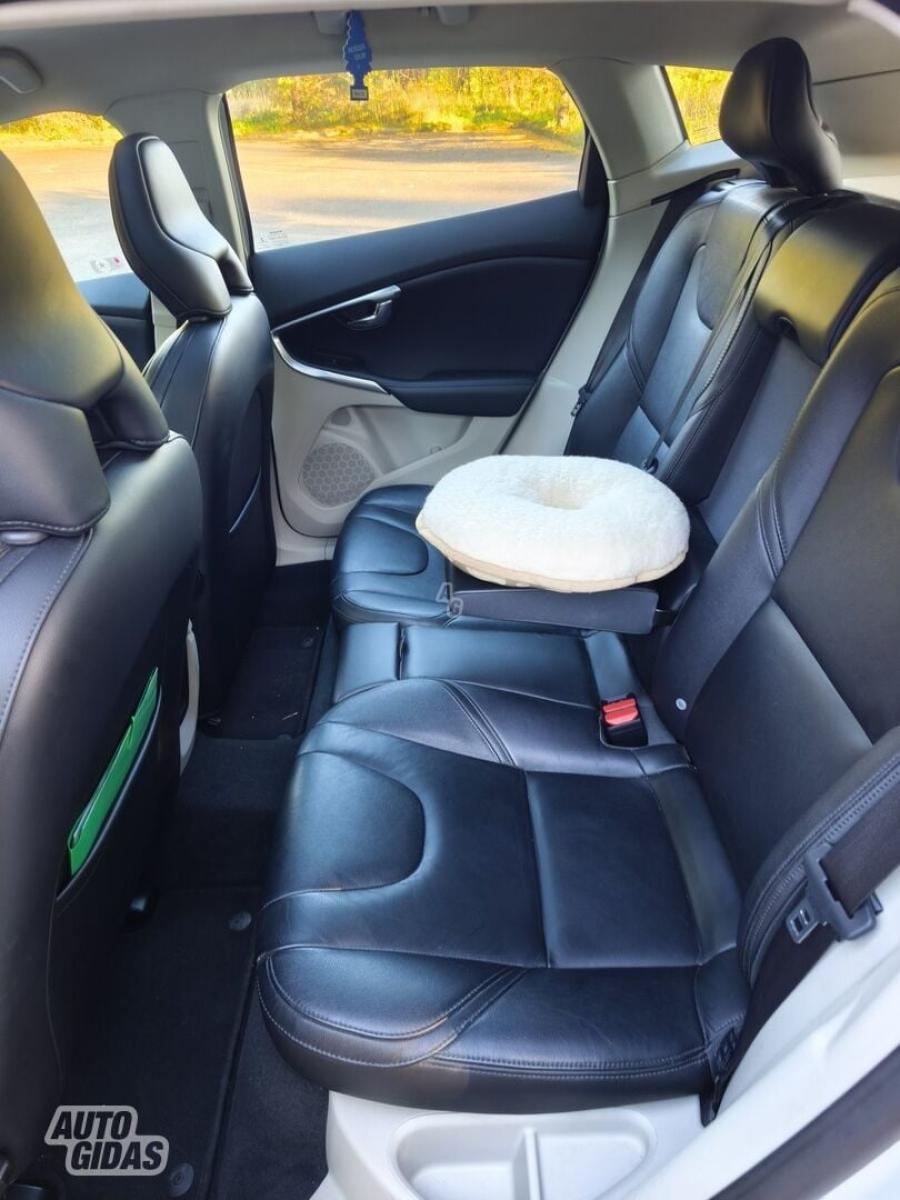 Balts Volvo V40 2015 Palanga, ar dzinēja tilpumu 2.00 L un nobraukumu 233 tūkst. km par 8950 €, foto 37 vietnē AUTOMOTO.COM.LV