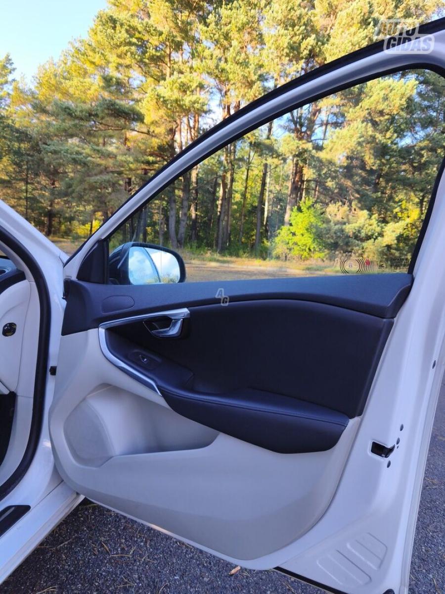 Balts Volvo V40 2015 Palanga, ar dzinēja tilpumu 2.00 L un nobraukumu 233 tūkst. km par 8950 €, foto 41 vietnē AUTOMOTO.COM.LV