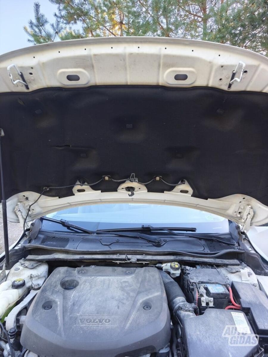 Balts Volvo V40 2015 Palanga, ar dzinēja tilpumu 2.00 L un nobraukumu 233 tūkst. km par 8950 €, foto 42 vietnē AUTOMOTO.COM.LV