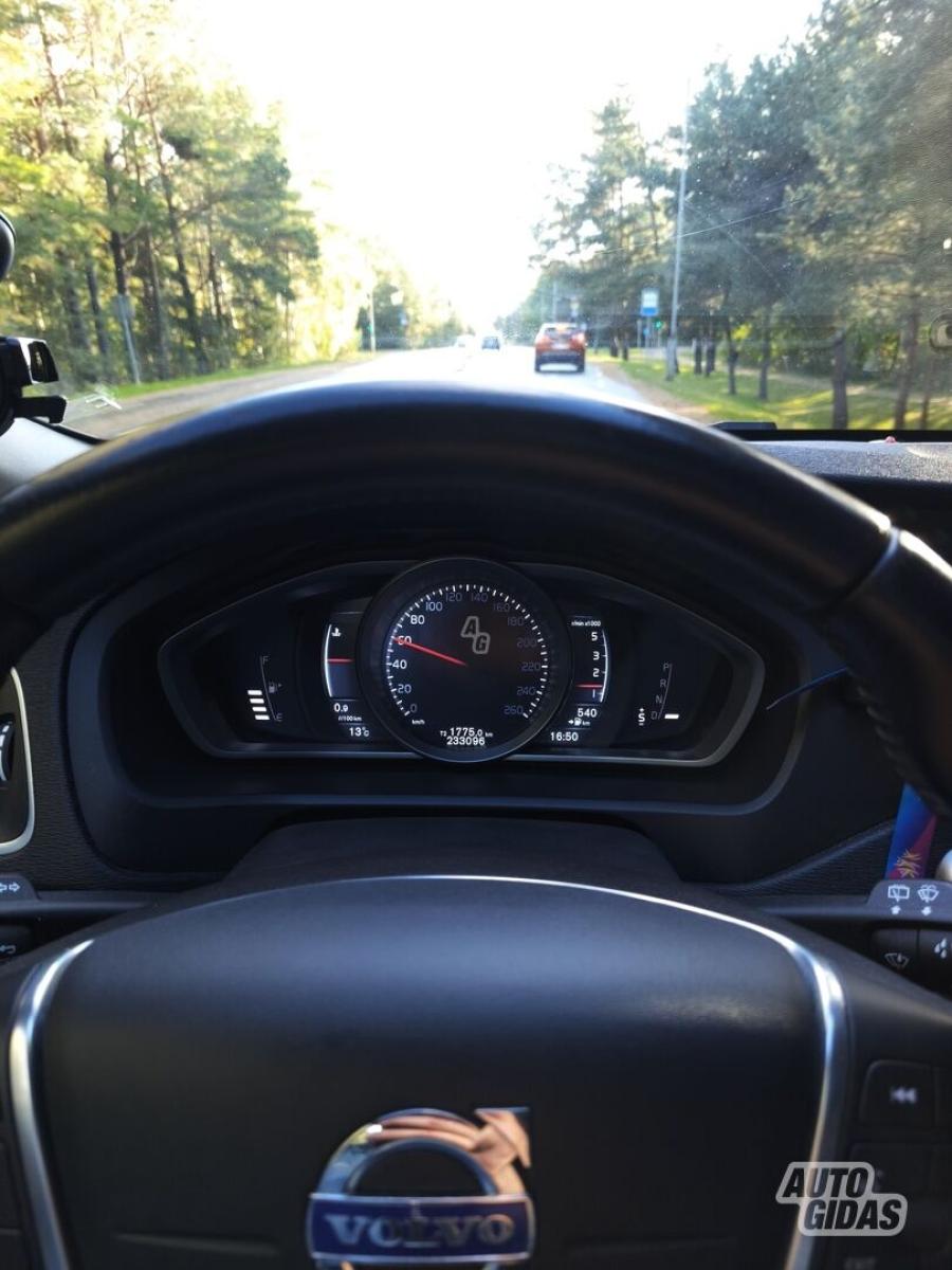 Balts Volvo V40 2015 Palanga, ar dzinēja tilpumu 2.00 L un nobraukumu 233 tūkst. km par 8950 €, foto 43 vietnē AUTOMOTO.COM.LV