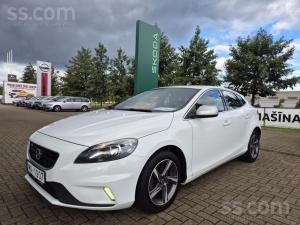 White Volvo V40 2015 in Liepaja, with an engine capacity of 2.00 L and mileage of 344 thousand km for 5990 €, photo 1 on AUTOMOTO.COM.LV