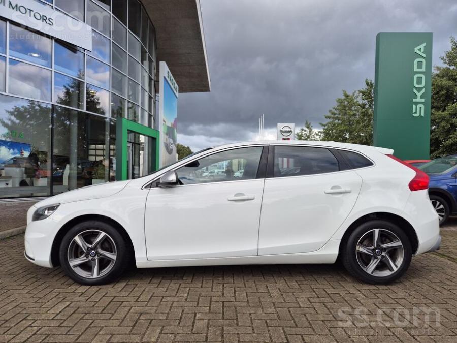White Volvo V40 2015 in Liepaja, with an engine capacity of 2.00 L and mileage of 344 thousand km for 5990 €, photo 3 on AUTOMOTO.COM.LV
