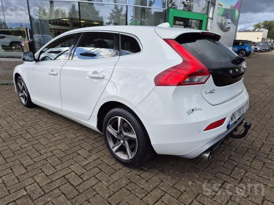 White Volvo V40 2015 in Liepaja, with an engine capacity of 2.00 L and mileage of 344 thousand km for 5990 €, photo 4 on AUTOMOTO.COM.LV