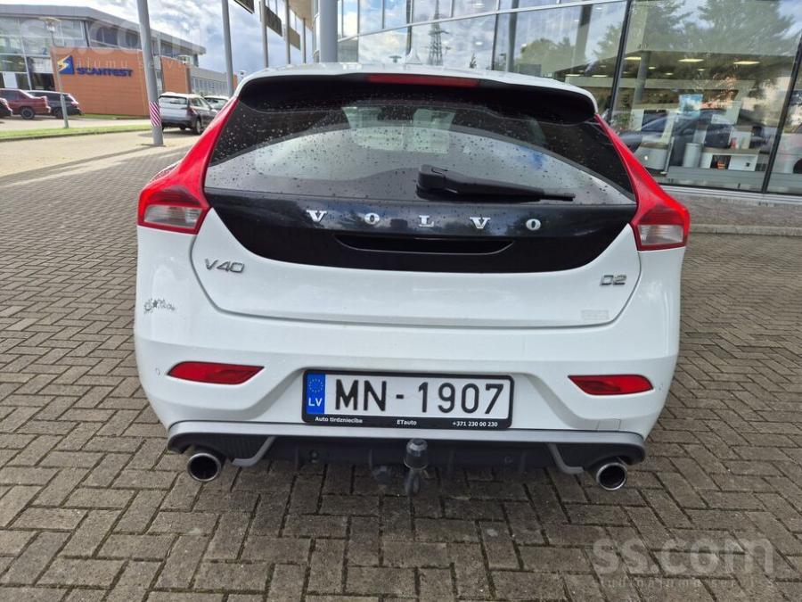 White Volvo V40 2015 in Liepaja, with an engine capacity of 2.00 L and mileage of 344 thousand km for 5990 €, photo 5 on AUTOMOTO.COM.LV