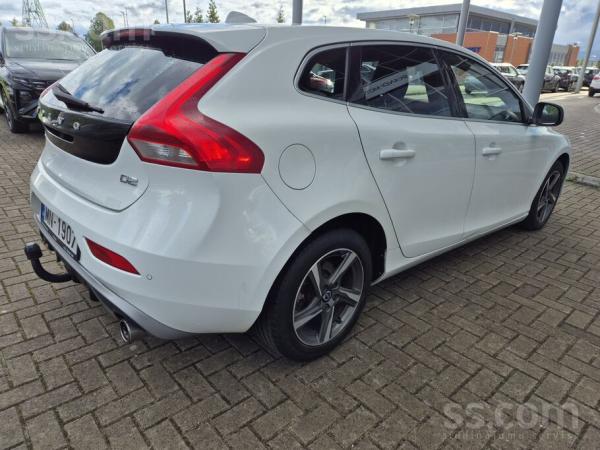Volvo V40 2015 in Liepaja on AUTOMOTO.COM.LV White Volvo V40 2015 in Liepaja, with an engine capacity of 2.00 L and mileage of 344 thousand km for 5990 €, photo 6 on AUTOMOTO.COM.LV