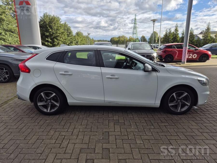 White Volvo V40 2015 in Liepaja, with an engine capacity of 2.00 L and mileage of 344 thousand km for 5990 €, photo 7 on AUTOMOTO.COM.LV