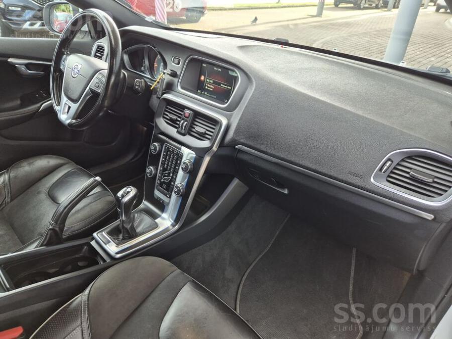 White Volvo V40 2015 in Liepaja, with an engine capacity of 2.00 L and mileage of 344 thousand km for 5990 €, photo 8 on AUTOMOTO.COM.LV
