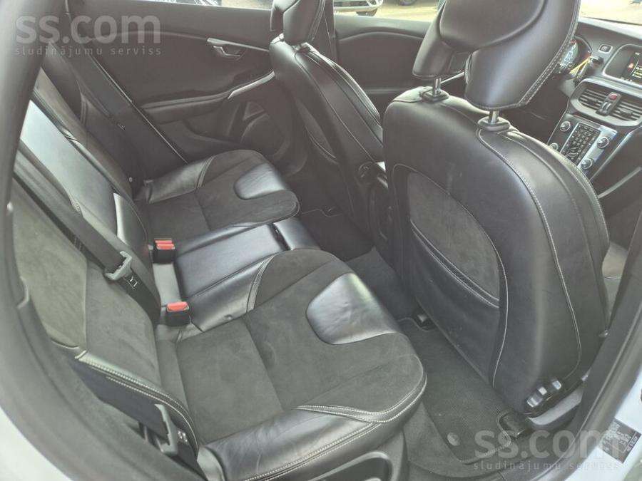 White Volvo V40 2015 in Liepaja, with an engine capacity of 2.00 L and mileage of 344 thousand km for 5990 €, photo 9 on AUTOMOTO.COM.LV