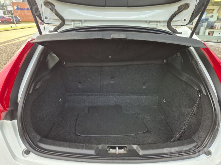 White Volvo V40 2015 in Liepaja, with an engine capacity of 2.00 L and mileage of 344 thousand km for 5990 €, photo 10 on AUTOMOTO.COM.LV