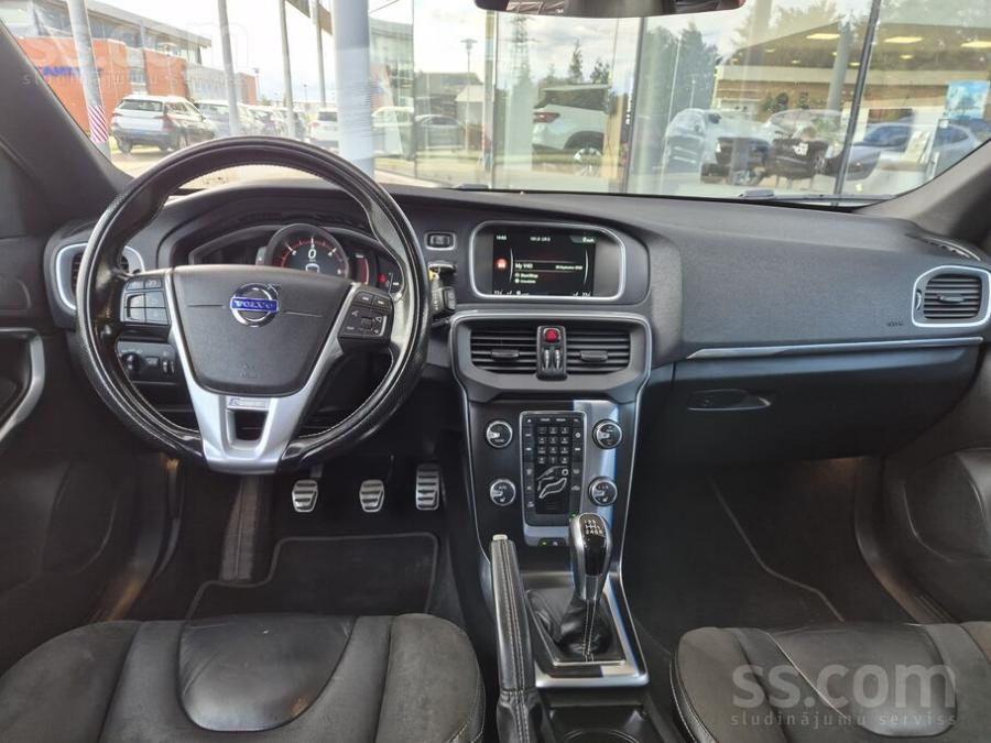 White Volvo V40 2015 in Liepaja, with an engine capacity of 2.00 L and mileage of 344 thousand km for 5990 €, photo 12 on AUTOMOTO.COM.LV