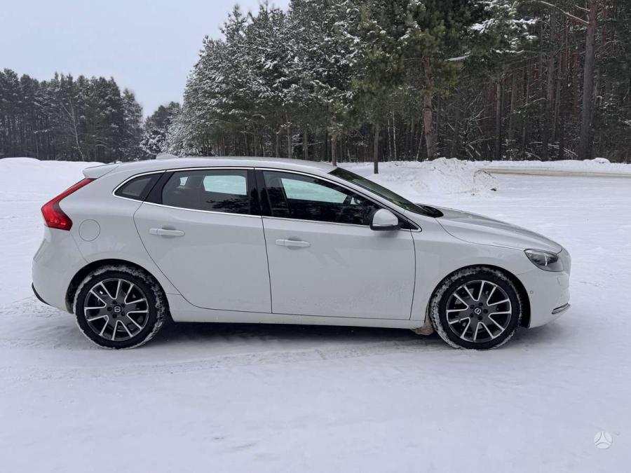 Balts Volvo V40 2016 Jonava, ar dzinēja tilpumu 1.97 L un nobraukumu 277 tūkst. km par 6950 €, foto 4 vietnē AUTOMOTO.COM.LV