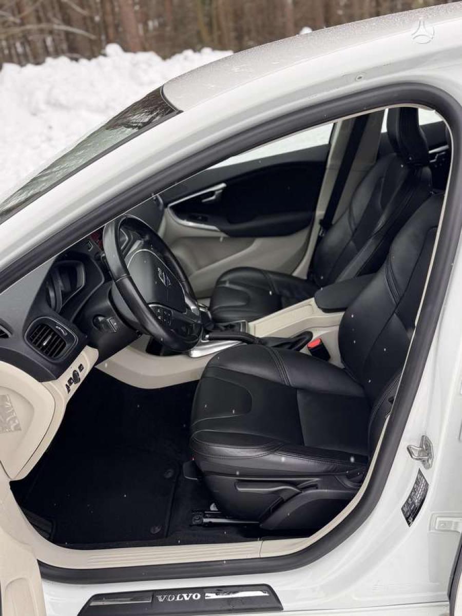 Balts Volvo V40 2016 Jonava, ar dzinēja tilpumu 1.97 L un nobraukumu 277 tūkst. km par 6950 €, foto 8 vietnē AUTOMOTO.COM.LV