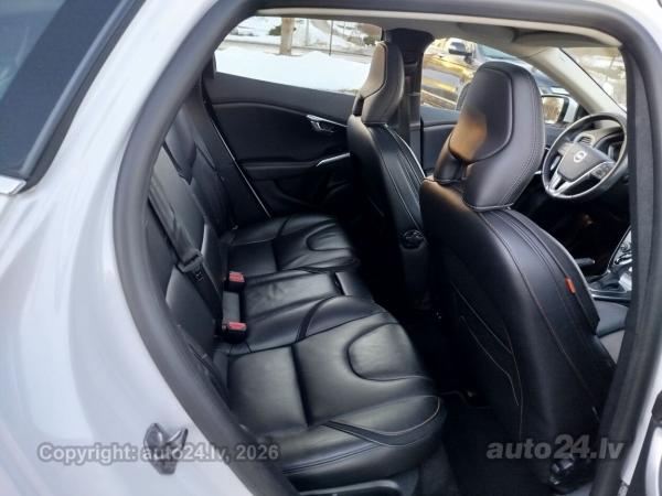 Balts Volvo V40 2016 Rakvere, ar dzinēja tilpumu 2.00 L un nobraukumu 199 tūkst. km par 9900 €, foto 7 vietnē AUTOMOTO.COM.LV