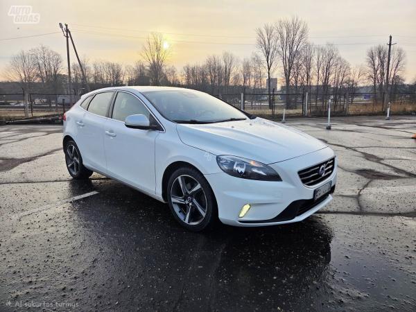 White Volvo V40 2016 in Mazeikiai, with an engine capacity of 2.00 L and mileage of 276 thousand km for 7600 €, photo 1 on AUTOMOTO.COM.LV