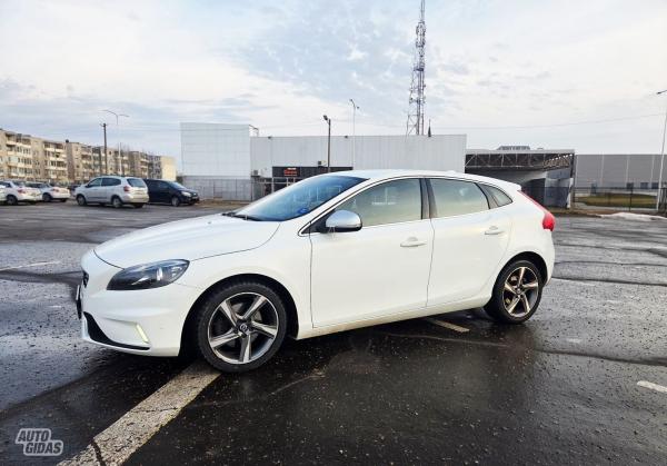 White Volvo V40 2016 in Mazeikiai, with an engine capacity of 2.00 L and mileage of 276 thousand km for 7600 €, photo 2 on AUTOMOTO.COM.LV