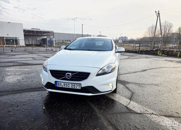 White Volvo V40 2016 in Mazeikiai, with an engine capacity of 2.00 L and mileage of 276 thousand km for 7600 €, photo 3 on AUTOMOTO.COM.LV