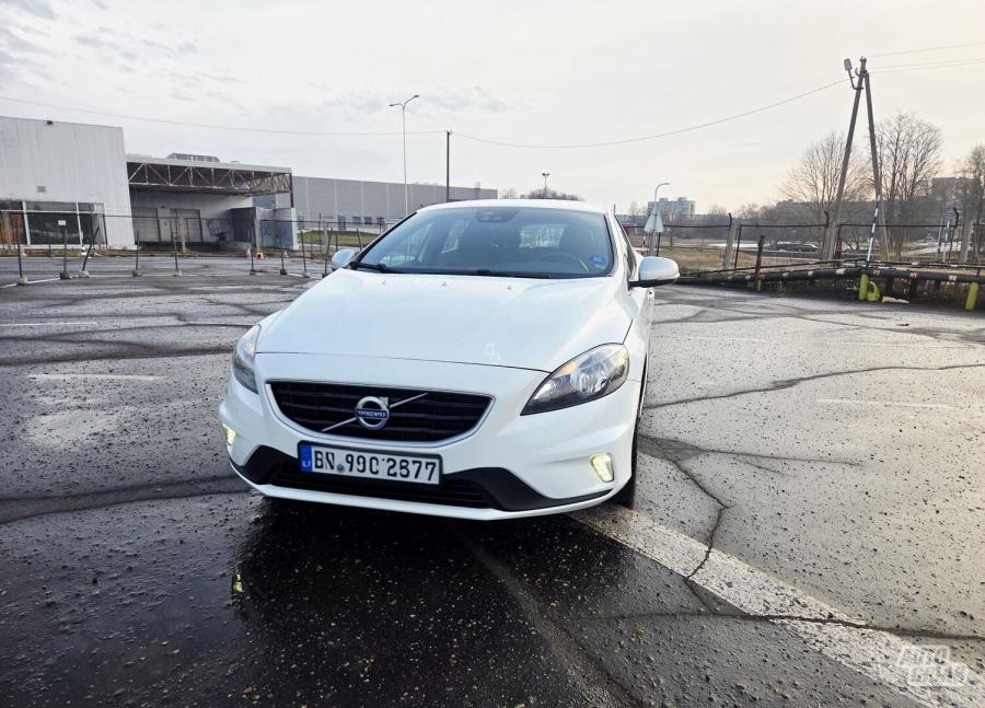 White Volvo V40 2016 in Mazeikiai, with an engine capacity of 2.00 L and mileage of 276 thousand km for 7600 €, photo 3 on AUTOMOTO.COM.LV